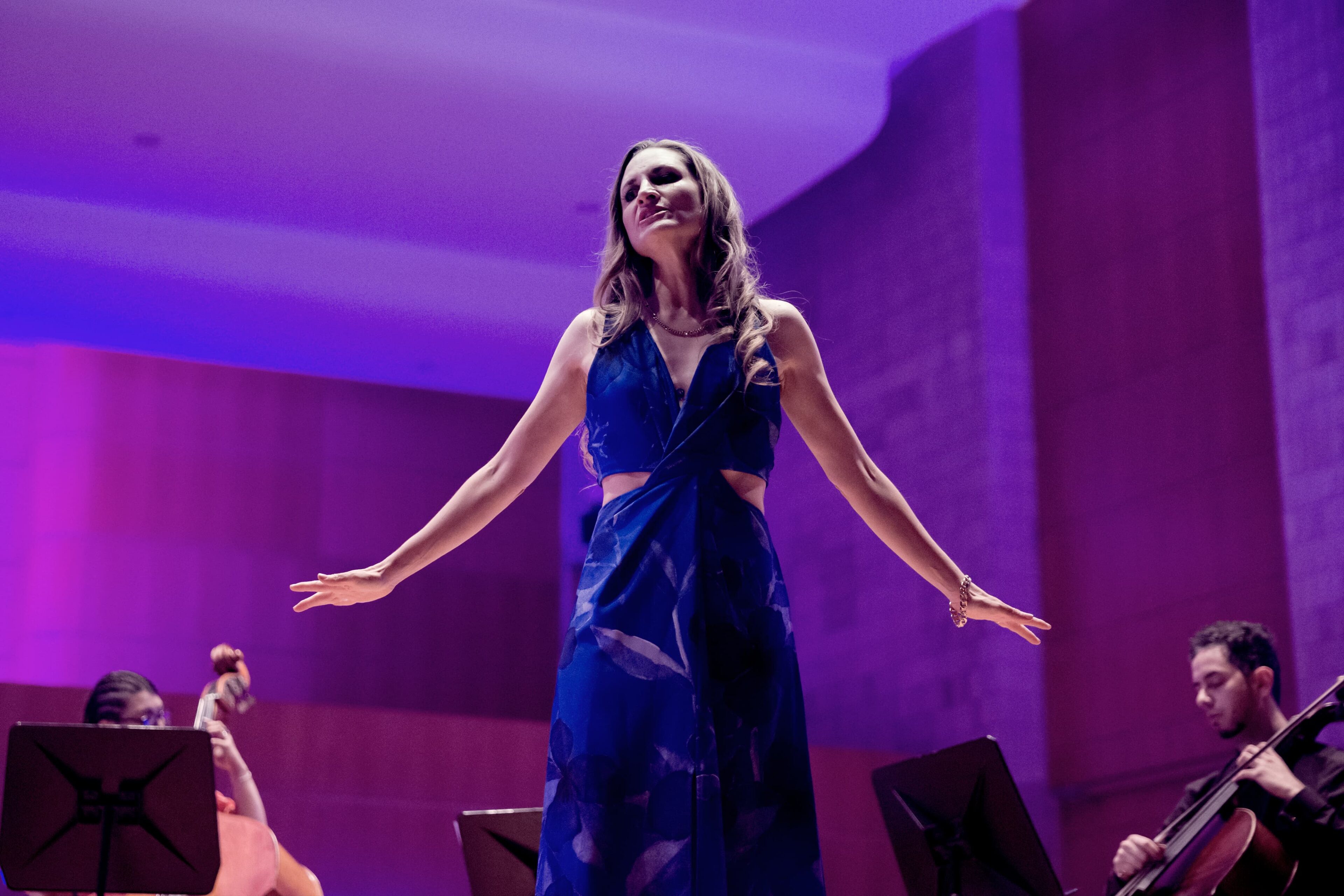 "María Isabel Albuja y ‘Miradas Cruzadas’: Un Viaje Emocional a Través ...